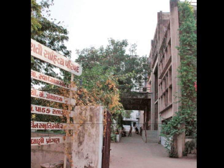 Politics in literature is not a modern thing! | બ્લેક એન્ડ વ્હાઈટ ...