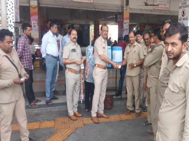 Distribution of cold water and ORS to passengers and employees at Surat ...