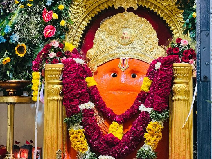 Flowers showered on Dada from a helicopter at Dabhoda Hanuman Temple