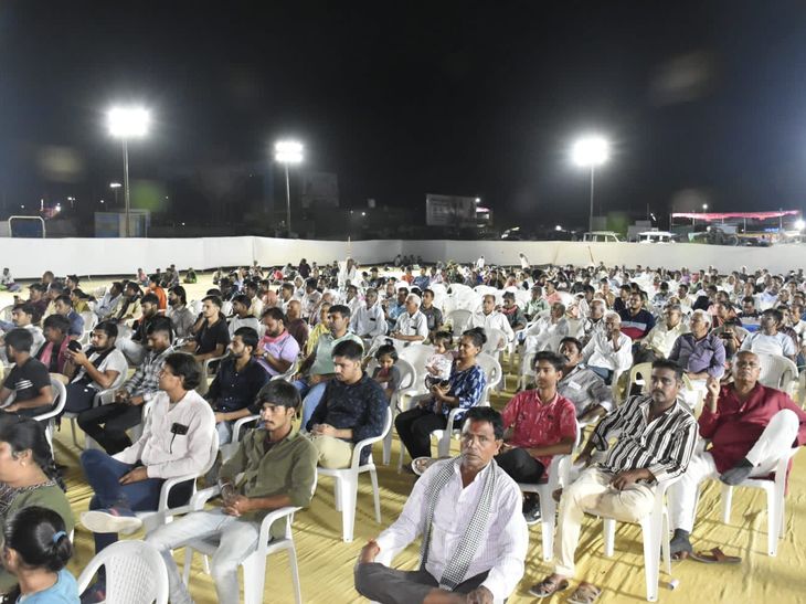 Pilgrims are mesmerized by Sairam Dave's Duha and the praises of Vishwa ...