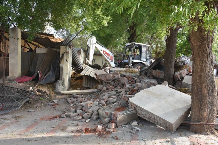 8 embankments were broken in the Tawdia Road lake, opening up 6000 sq m ...
