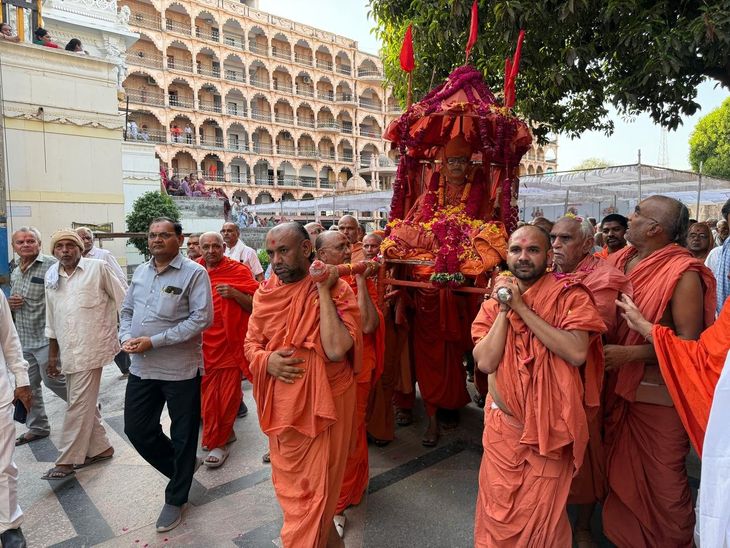 Former Kothari Narayandas Swami of Gadhada Gopinathji Temple passes ...