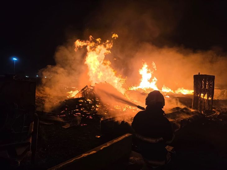 Massive fire breaks out in scrap in Sanand, Fire brought under control ...