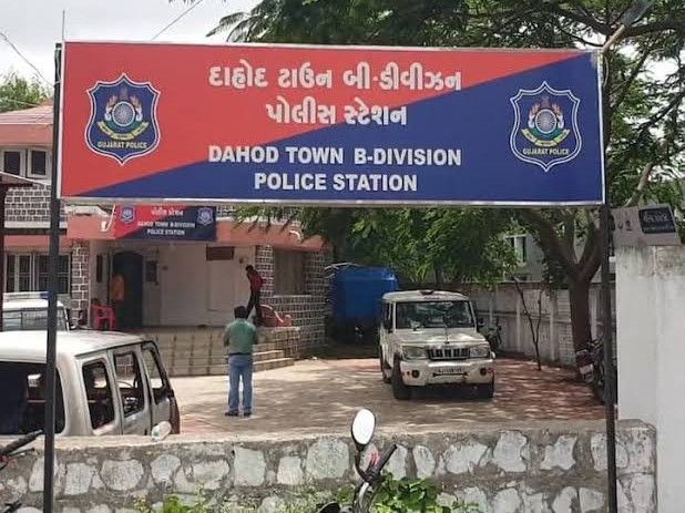 Theft from passenger's bag at Dahod bus station