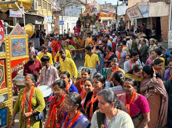 The 54th journey of the Lord in the silver chariot, leaving from the ...