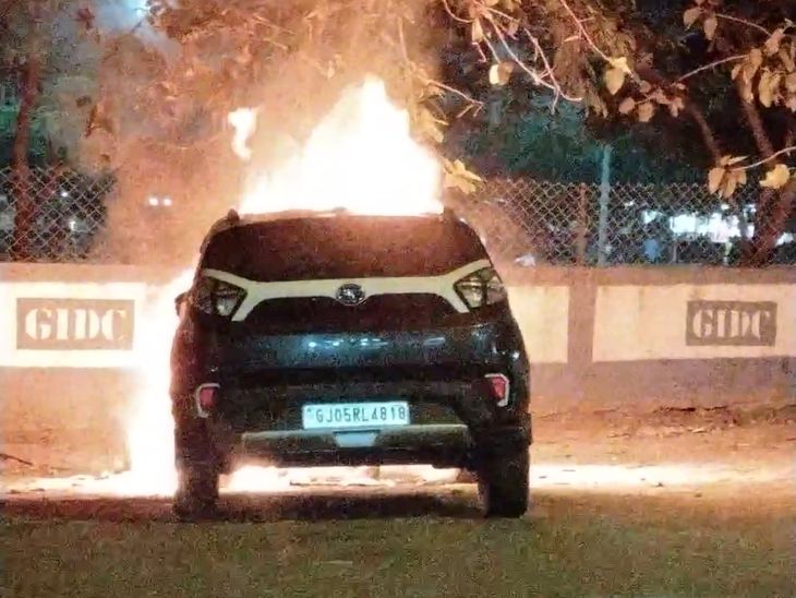 Fire in CNG car at Ankleshwar GIDC