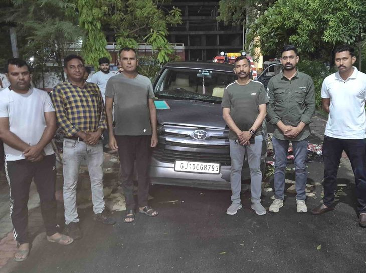 Innova caught with 1556 bottles on Chadotar-Gadh road, driver ...