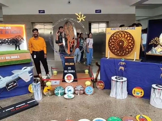 700 trainees at Bilimora ITI presented technology-based models | સ્કીલ ...