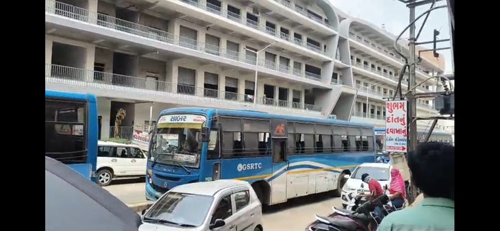 Residents of a society near Modasa Bus Station face the problem of dust ...