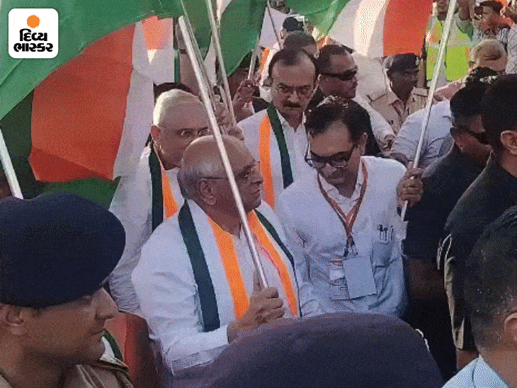 Two-kilometer long Tiranga Yatra in Ahmedabad, flags were placed on ...