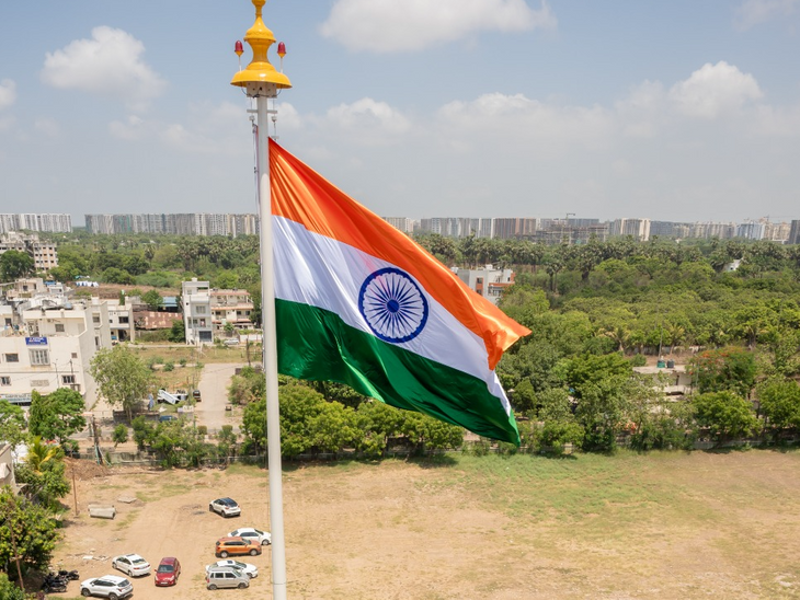 Installation of a huge national flag at a height of 100 feet | 100 ...