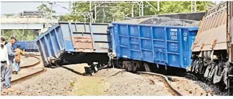 7 coaches of goods coming from Surat derailed in Amalner, 3 trains ...