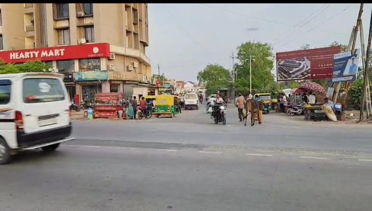 Locals demand to build a bump on the Trasad Chowkdi road in Dholka ...