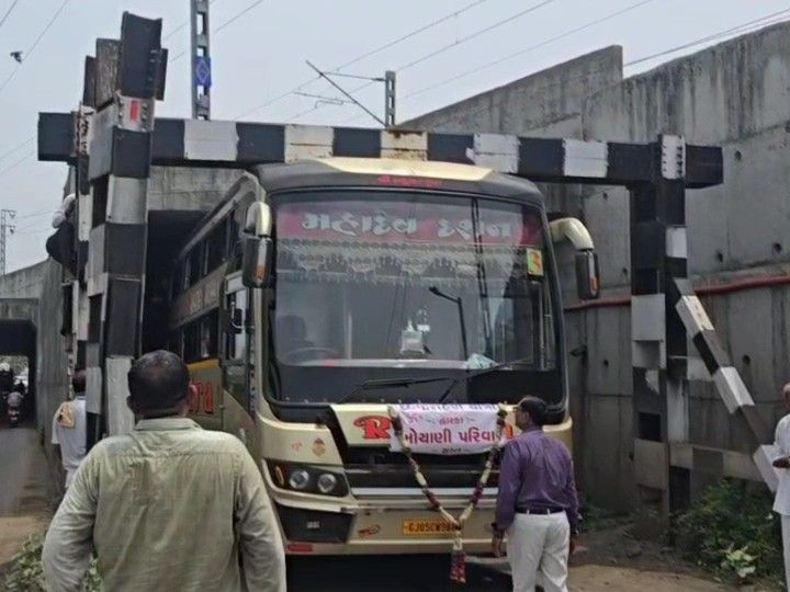 Surat-Dwarka luxury bus gets stuck in a gully near Gothan in Olpad ...