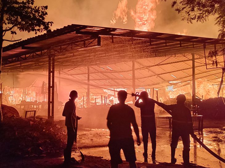 Fire in wooden pitha near Chikhodara