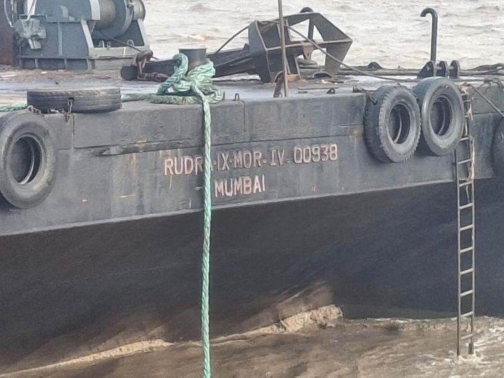 Unclaimed barge floating in the sea reaches Mahuva