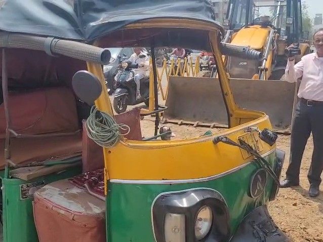 Tempo driver hits two vehicles, two injured, driver absconding