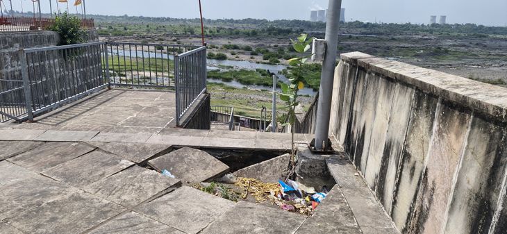 The ruins of the Vareth Rameshwar Yatra Dham temple complex | જોખમ ...