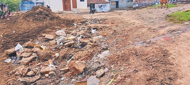 The road near the Bhadar River Causeway in Atkot became dangerous after ...