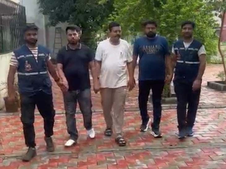 Three bribe takers caught in ACB's successful trap | ACBના સફળ છટકામાં ...