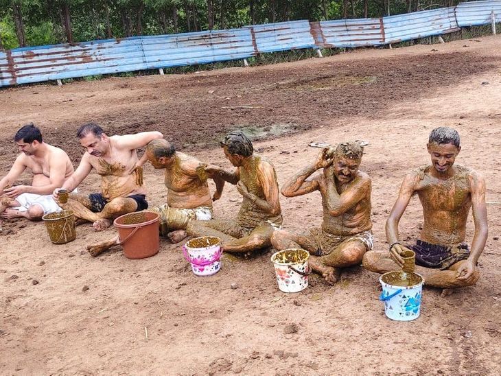 Kutch Anjar Raymal Dham Unique Collective Cow Dung Bath; 29 People ...
