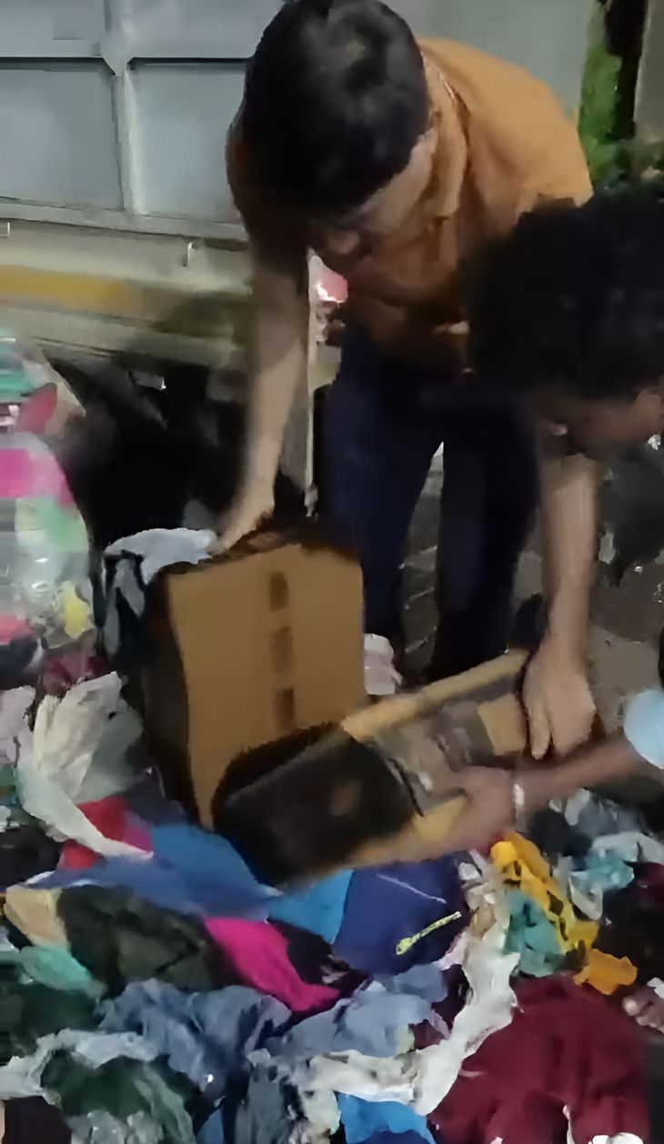 Liquor worth 2.98 lakhs seized in tempo amid second-hand clothes near ...
