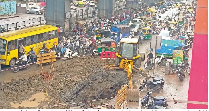 The drainage line chamber in Varachha Mini Bazaar sank 25 feet deep ...