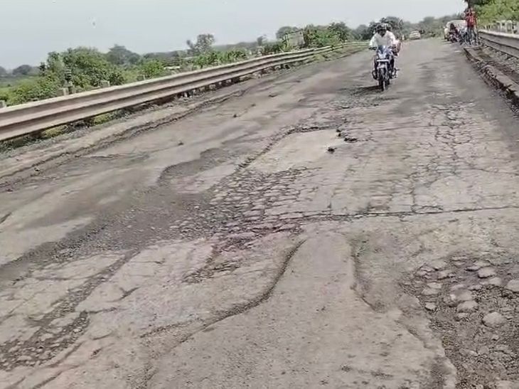 40-year-old bridge over Dhadhar river is dangerous
