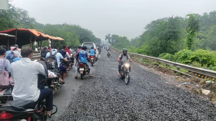 Huge disruption as potholes are being repaired near Umeta Bridge | વાહન ...