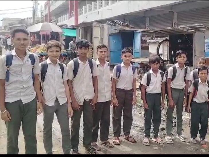 Dirt outside Amod's Chamadia High School | આમોદની ચામડિયા હાઈસ્કૂલ બહાર ...