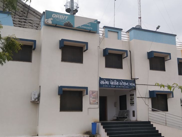 Accident between car and truck on Khatraj-Lapkaman road in Kalol ...