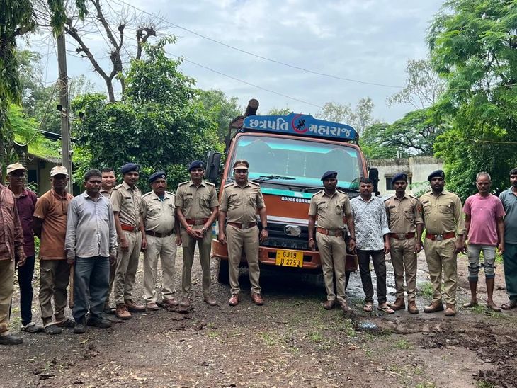 Tempo caught with green sesame wood on Bardi Ambadi Road, accused ...
