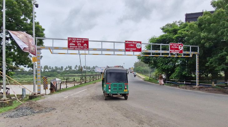 Girders installed on Navsari Purna river bridge to prevent heavy ...