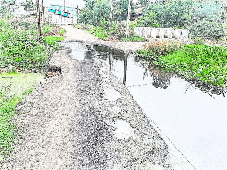 Fear of epidemic due to unbearable dirt and mud reigning in Vatadara
