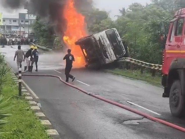 Valod Village Bridge Hyva Truck Fire | વાલોડ ગામના પુલ નજીક બની ઘટના ...