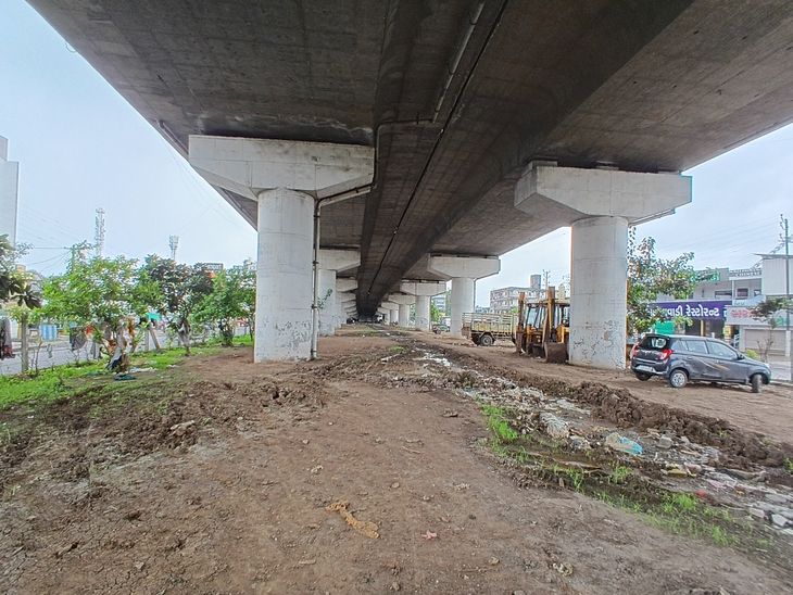 The waterlogged area under Navsari's Grid Overbridge is now being ...