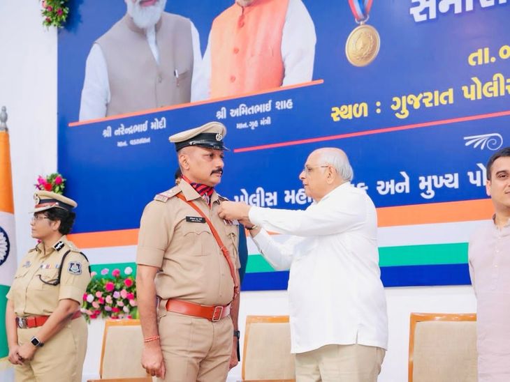 Navsari Police Officers Awarded President's Medals for Bravery | બે ...