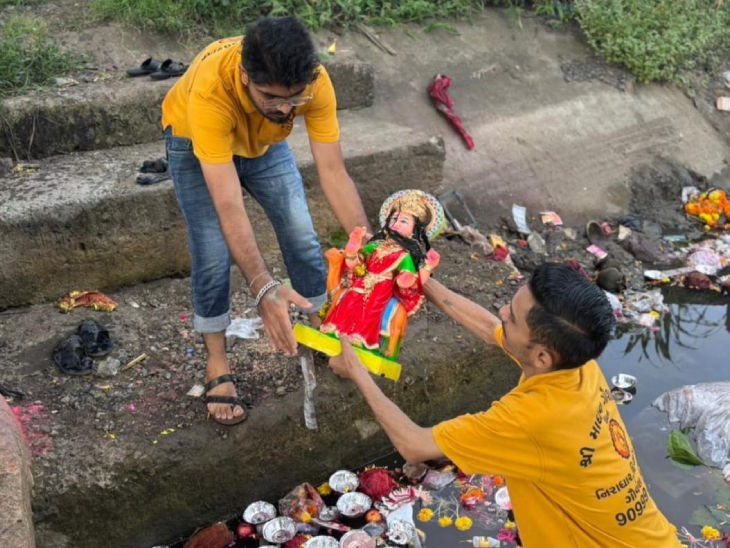 More than 300 Dashama idols, which were half-immersed in the canal of ...