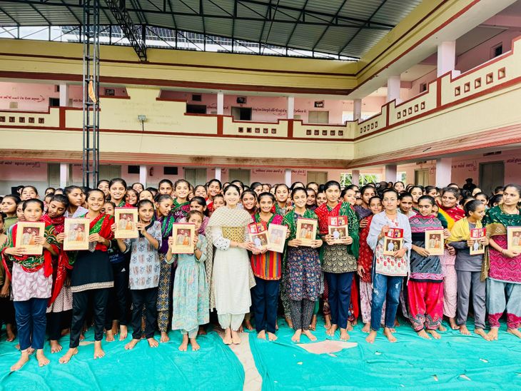 Notebook distribution at LD Rabari School, Anjar | અંજારની એલ.ડી રબારી ...
