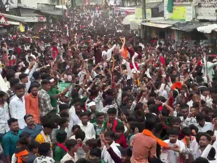Tribals in traditional attire rally in Pavi Jetpur, danced to the beat ...