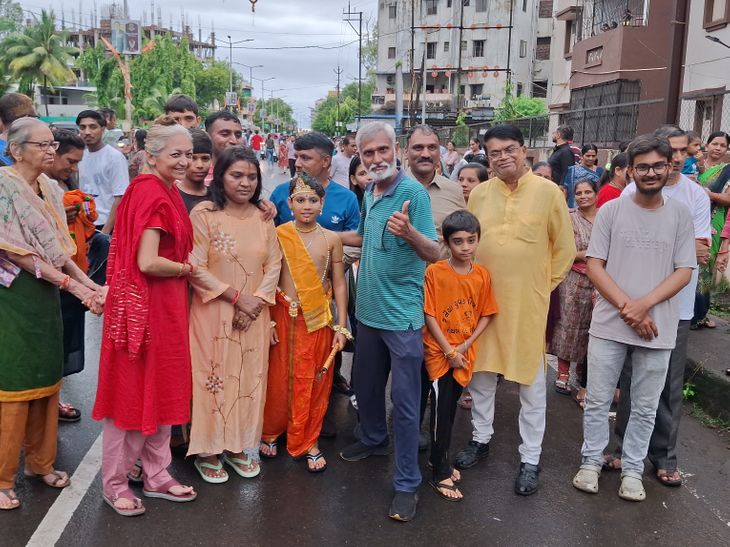 From young children to the youth participated in the Matki Phod festival.