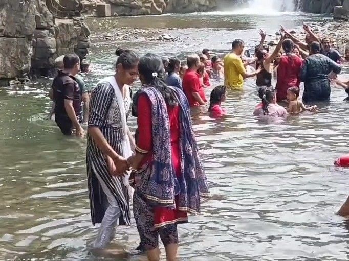 Zarvani Waterfall Narmada Tourist Rush