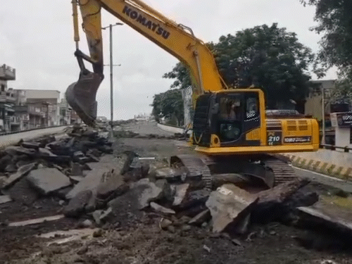 Demolition of controversial Hatkeshwar Bridge begins