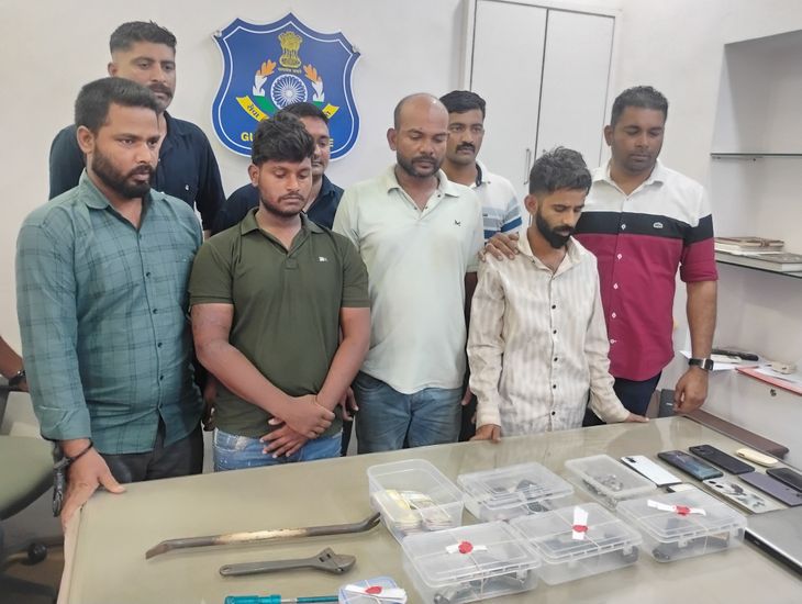 Gang from UP arrested for robbing jewellers showroom in Vapi, two pistols, 1 country-made pistol ...