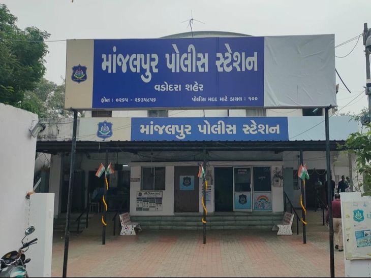 5 lakhs were taken by offering a permanent job in Baroda Dairy