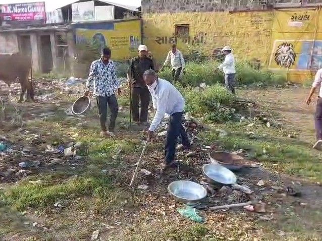 Swadhyay family's cleanliness drive in Dhasa village | ઢસા ગામમાં ...