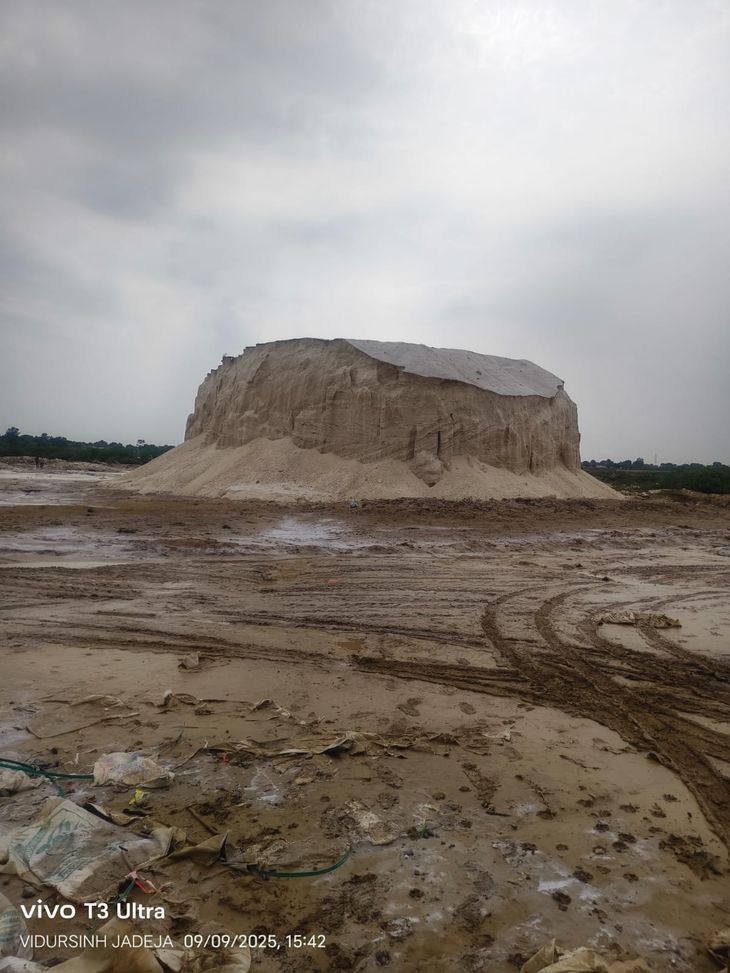 Water overflowed over 300 acres and one lakh tons of salt in the desert ...