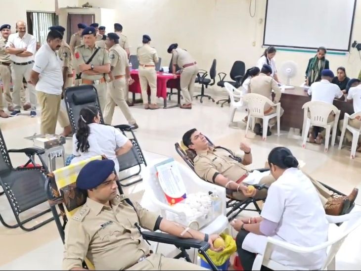 Mega blood donation camp held at Bharuch Police Headquarters, jawans ...