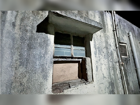 SRP Hospital office AC smugglers removed in Kamrej