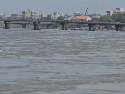 Tapi River overflows on both banks due to heavy rains from upstream